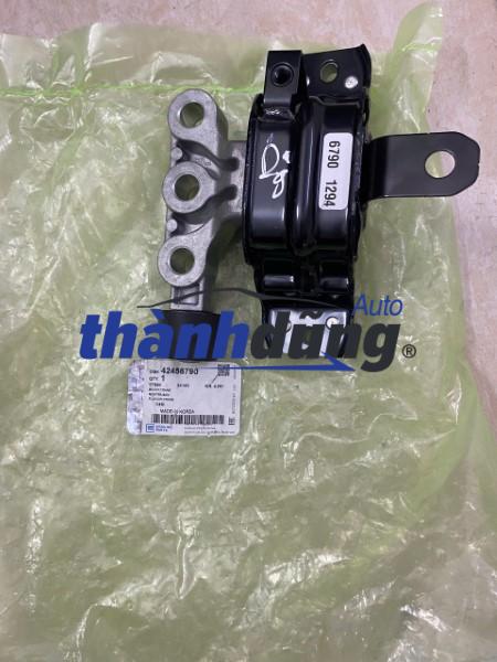 CHÂN MÁY HỘP SỐ CHEVROLET SPARK 2016-2018 | 42456790